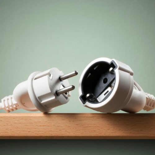 Découvrez comment repérer le neutre d’une prise électrique ! - IZI by EDF